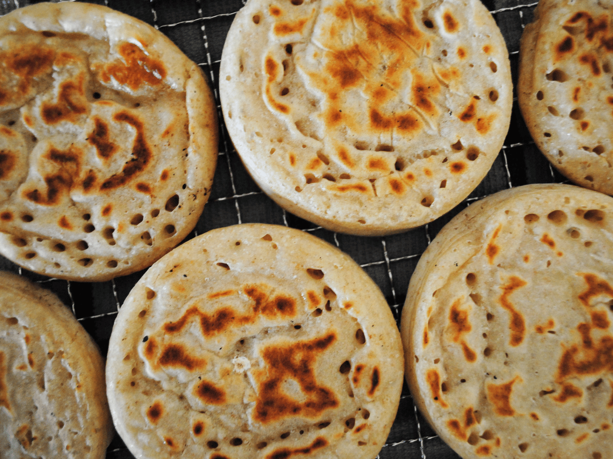 Simple sourdough crumpets (beginner friendly)