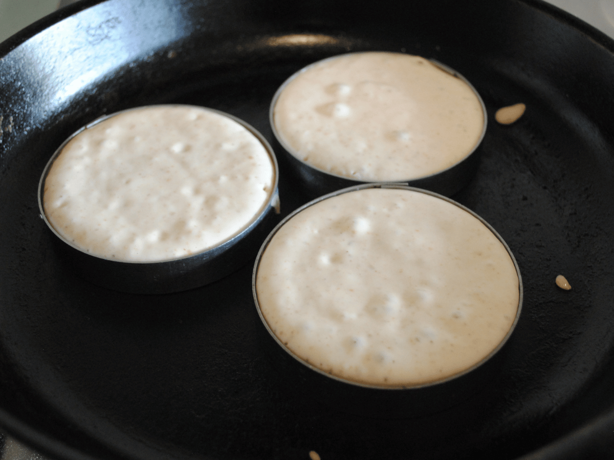 Simple sourdough crumpets (beginner friendly)